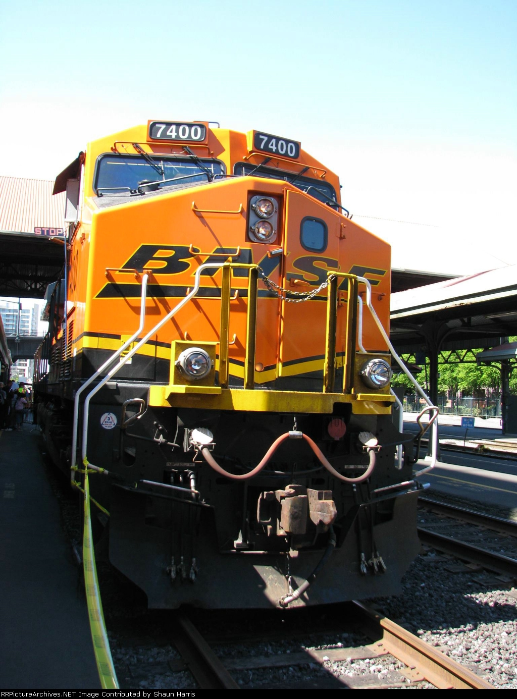 BNSF7400 ES44DC